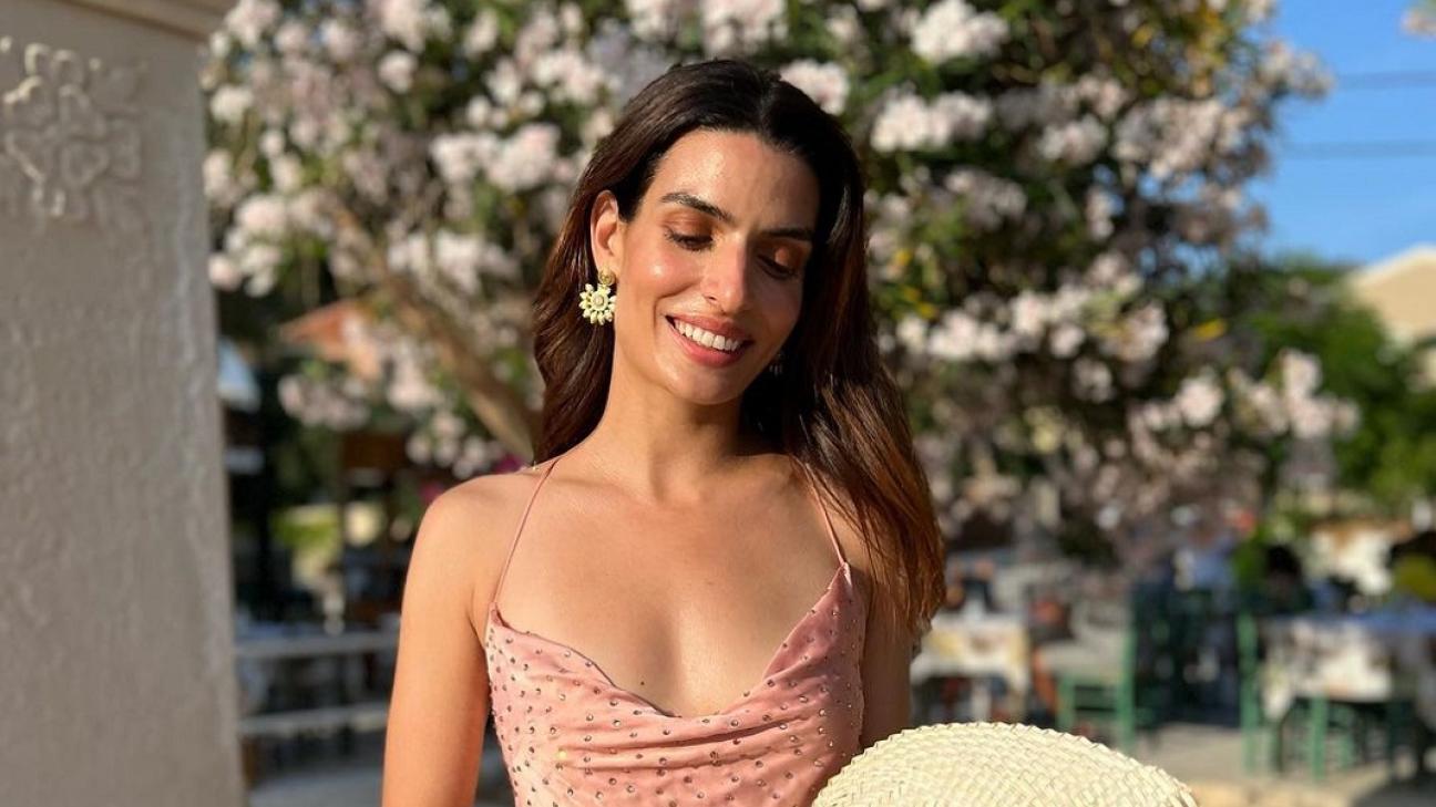 Η Τόνια Σωτηροπούλου σε γάμο, με υπέροχο Mi-Ro φόρεμα με κρύσταλλα -Αριστοκρατική και chic | BOVARY